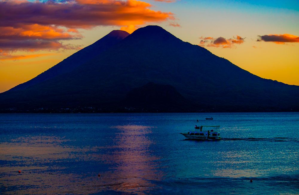 Atardecer En El Increible Lago De Atitlan - Travelisimo